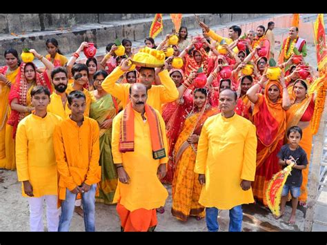 Kalash Yatra Celebrates Shrimad Bhagwat Katha In Jaunpur भागवत कथा के
