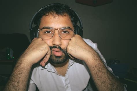 ภาพเหมือนอันครุ่นคิดของชายชาวเอเชียใต้ · คลังภาพถ่ายฟรี