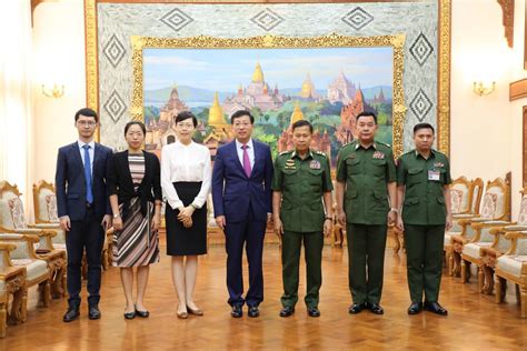 驻缅甸大使洪亮辞行拜会缅甸国防军副总司令梭温