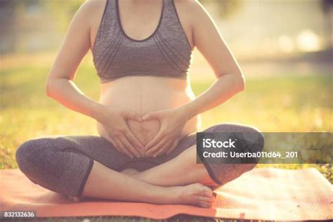 자연 야외에서 요가 하 고 건강 한 임신 여자입니다 빈티지 컬러 건강한 생활방식에 대한 스톡 사진 및 기타 이미지 건강한