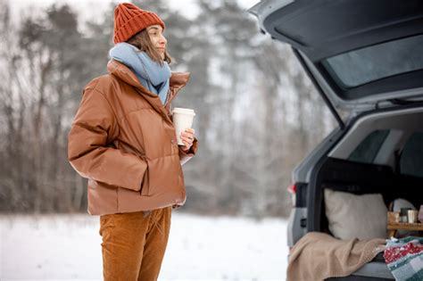 겨울 숲에서 자동차 트렁크 근처에 머물고 뜨거운 음료를 가진 여성 겨울에 대한 스톡 사진 및 기타 이미지 겨울 계절 관광객 Istock