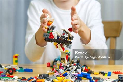 테이블에 화려한 플라스틱 벽돌로 놀고 아이의 손을 닫습니다 어린이의 미세 운동 능력의 개발 뇌 활동의 개발에 유리한 장난감 개발 개념에 대한 스톡 사진 및 기타 이미지