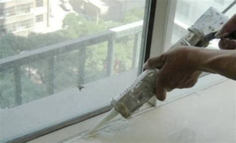 马桶底座发黑发霉别打玻璃胶用一常见物防霉不裂开