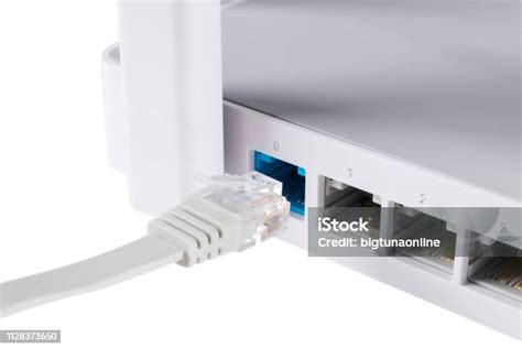 無線の Wifi ルータは白い背景で隔離wifi 技術コンセプト分離された白の無線のインターネットのルーター白い背景で隔離のアンテナとケーブル