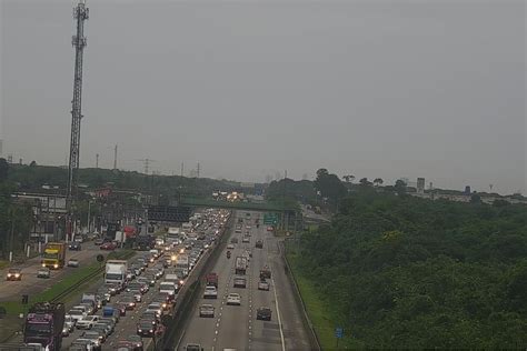 Motoristas Enfrentam Congestionamento Em Direção Ao Litoral De Sp Nesta