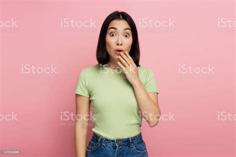 놀란 표정으로 입을 벌리고 카메라를 바라보는 놀란 여자 20 24세에 대한 스톡 사진 및 기타 이미지 20 24세 감정