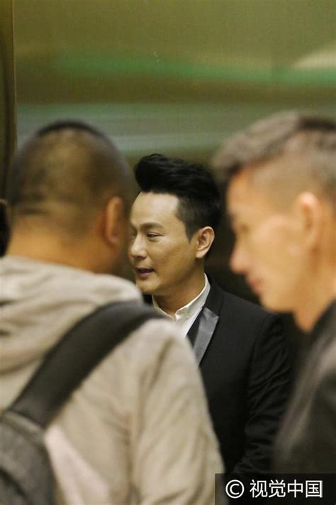 「情歌王子」張信哲與低胸女嘉賓熱聊 同坐一部電梯艷福不淺 每日頭條