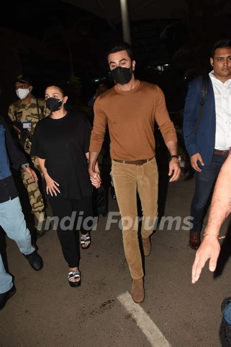 Alia Bhatt And Ranbir Kapoor Spotted At The Mumbai Airport Photo 559326