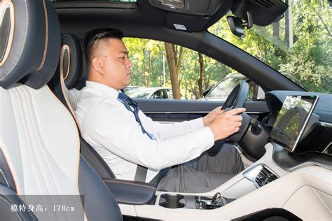 宋PLUS新能源EV 冠军版 km 豪华型前排空间体验图片 汽车图片大全 易车