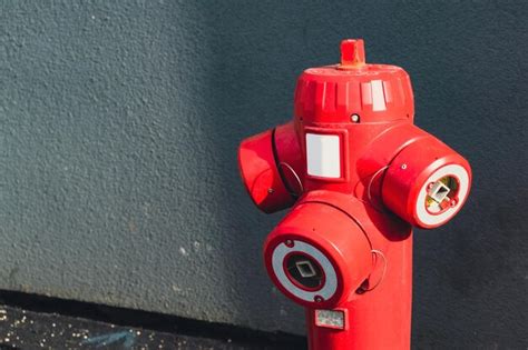 Пожарный гидрант на французской улице в чрезвычайной ситуации для вмешательства пожарных