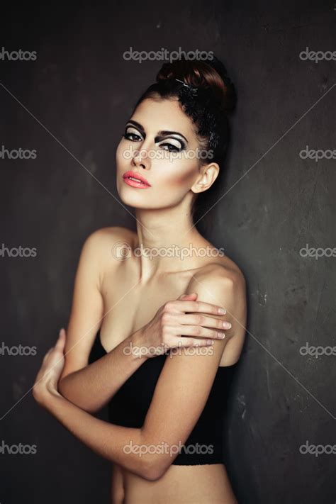 美しい若いエレガントな裸の女性 — ストック写真 © Gladkov 19165209