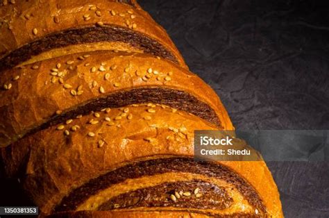 검은 색 배경에 빵의 특이한 두 가지 색상 신선한 덩어리 하드 라이트 클로즈업낮은 키에서 사진 갈색에 대한 스톡 사진 및 기타