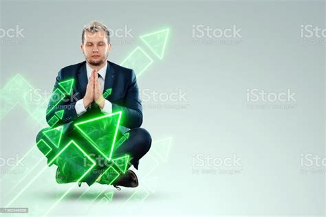 녹색 화살표의 배경에 대한 기회를 찾고 비즈니스 정장의 사업가 개발 개념 스타트업 투자 검색 공간을 복사합니다 30 34세에