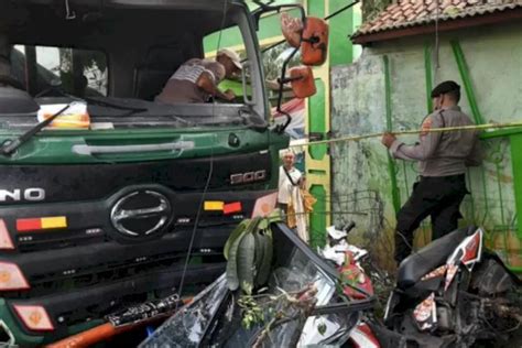 Penyebab Kecelakaan Truk Trailer Di Bekasi Polda Metro Rem Blong