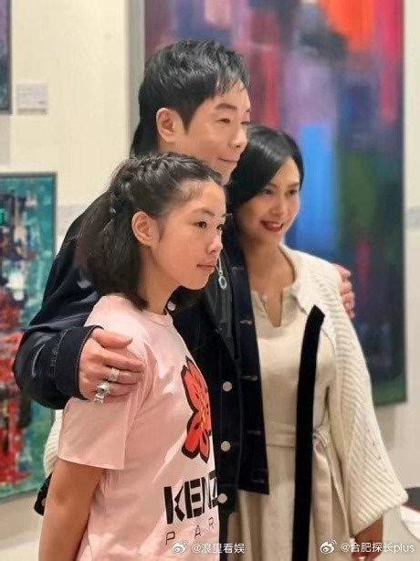 朱茵黄贯中一家三口罕见同框 画展现温馨瞬间 中华网