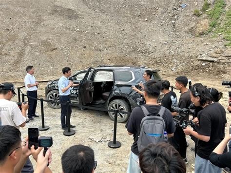 星途揽月国内首次峰顶翻滚挑战 腾讯新闻