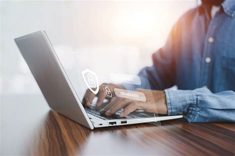 데이터를 보호하기 위해 암호 사이버 보안 및 개인 정보 보호 개념을 사용하는 사업가 자물쇠 아이콘 인터넷 네트워크 보안 기술 랩톱 및 가상 인터페이스에서 개인 데이터를