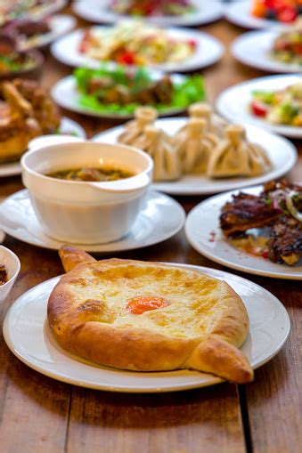아자라 카차푸리 힌칼리 Pkhali 돌마 사츠비 사이드 뷰에서 출발하는 그루지야 요리 푸드세트 0명에 대한 스톡 사진 및 기타