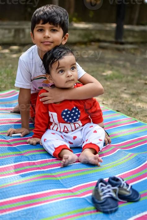 dos contento Niños en sociedad parque contento asiático hermanos quien son sonriente felizmente
