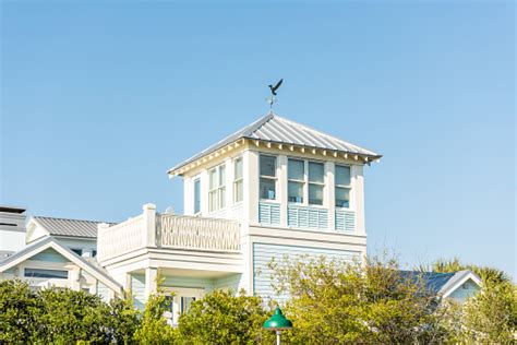 화창한 날 동안 플로리다 보기에 아무도 해변 바다로 타워 구조 목조 주택 0명에 대한 스톡 사진 및 기타 이미지 0명 가정