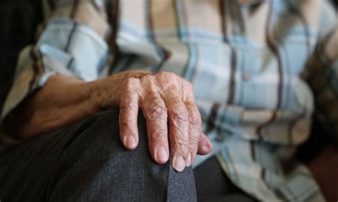 Badante Picchia Anziana Di Anni Fino A Romperle Una Gamba