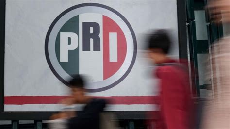 La caída del PRI El declive del partido tuvo lugar en el 2015 UnoTV