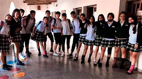 다운 증후군을 앓고있는 삼촌에게 경의를 표하기 위해 그는 전체 코스에서 서로 다른 스타킹을 착용했습니다 Infobae