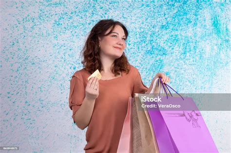 다 색된 쇼핑 종이 가방 은행 카드를 들고 행복 한 미소 여자 가방에 대한 스톡 사진 및 기타 이미지 가방 고객 구매