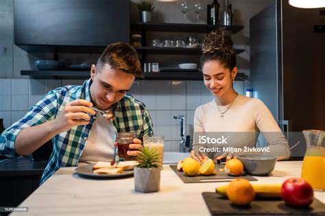 젊은 커플 백인 남성과 여성 남편과 아내 또는 남자 친구와 여자 친구 형제 자매 학생들은 집에서 부엌에서 아침 식사를 준비하는