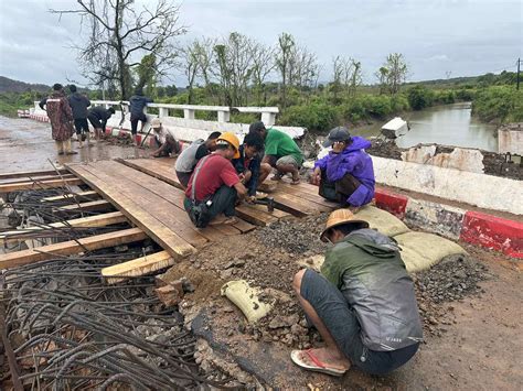 မိုင်းခွဲဖျက်ဆီးခံရသည့် မစောတံတားယာယီပြင်ဆင်နေမှုပြီးစီး၍ ယာဉ်ငယ်များ