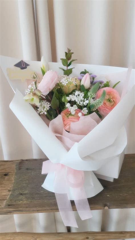 베리플라워 화이트와 레드 미니 꽃다발 💐 새로 포장법 연습해서 제작해 보았는데 다행스럽게도 좋아해 주셔서 감사했머요