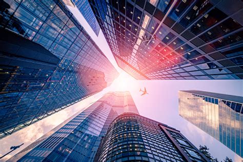 런던 중심부의 금융 지구와 태양 플레어와 광선으로 위의 비행기를 통과 창조적 인 스톡 이미지 런던 잉글랜드에 대한 스톡 사진 및 기타 이미지 Istock