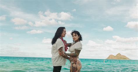 물 속에 서있는 두 사람 사진 Unsplash의 바닷가 이미지