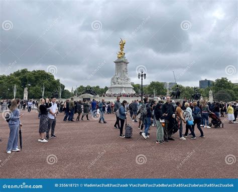 London United Kingdom September 9 2022 A Gathering Of People In