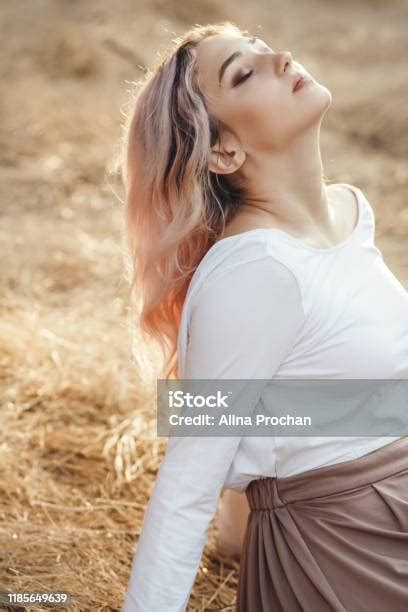 숲에서 글레이드에 앉아 마른 잔디의 배경에 긴 드레스에 젊은 아름다운 여자 자연에서 혼자 휴식 로맨틱 한 소녀 자연 여성 초상화