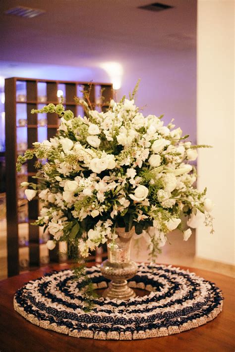 Arranjo De Flores E Folhagens Alto Para Recepção De Casamento