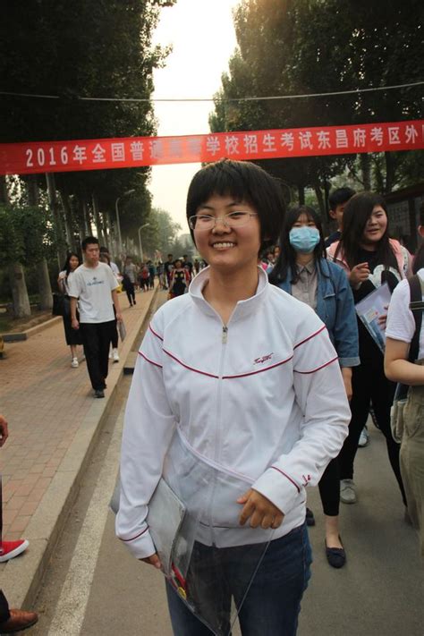高考直擊：高考結束 外國語考點外幾許溫情幾許愛 每日頭條