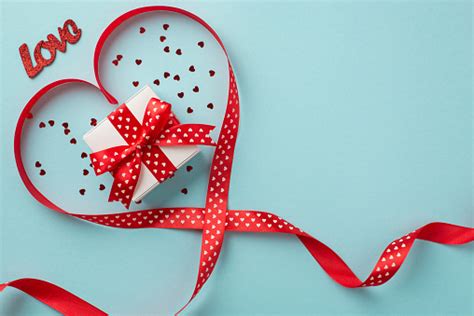 발렌타인 데이 장식 화이트 선물 상자의 최고 보기 사진 빨간 활 에 빨간 활 빨간 활 빨간 새틴 리본 하트 비문 사랑과 복사 공간 고립 된 파스텔 블루 배경에 하트 모양의