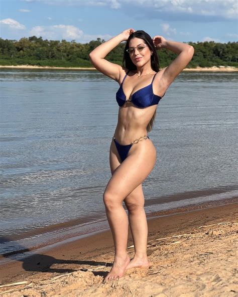 Laís Caldas exibe resultado de lipo LAD Celebridades Vogue