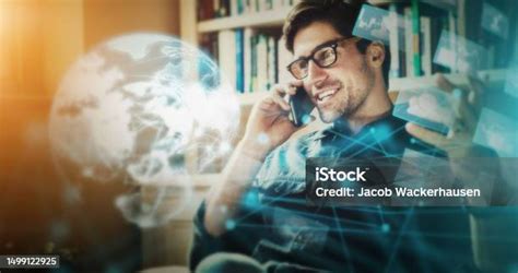 세계 홀로그램 디지털 혁신 및 미래 사람과 전화 통화 통신 및 사이버 공간 오버레이 인터넷 미래 기술 및 Ai 3d 글로벌 네트워크 및 가상 비즈니스 미팅 연결에 대한 스톡