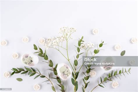 흰색 배경 복사 공간에 꽃 유칼립투스 가지 계란으로 만든 부활절 구성 창조적 인 최소한의 휴일 개념입니다 꽃 식물에 대한 스톡