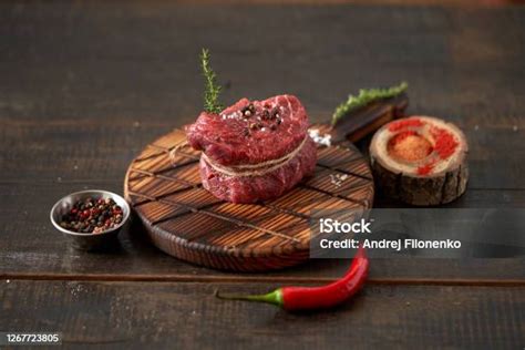 완두콩 말린 토마토 파프리카 나무 표면에 붉은 칠리 신선한 육즙 숙성 필렛 미뇽 스테이크향신료와 도마에 꼬기로 묶여 상단 보기 텍스트장소 고급 요리에 대한 스톡 사진 및