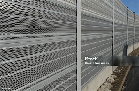금속 천공 판금 칸막이로 만든 소음 장벽 회색과 실버 보호 펜싱은 바쁜 시끄러운 도로와 주택을 분리합니다 다공성 소재가 타이어