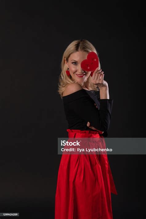 소녀는 눈 높이 행복 발렌타인 배경 행복 바닥 하트 로맨스에 마음을 보유하고있다 휴일 양식 사랑의 감정 공식 빨간 드레스 소녀의 기쁨 맨발 널판지에 대한 스톡 사진 및 기타