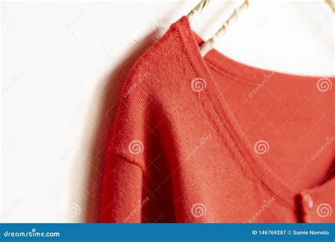 Una Rebeca En La Ejecuci N Rosada Anaranjada En La Suspensi N De Ropa