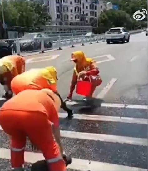 要求環衛工人在烈日下擦洗馬路斑馬線 誰下的指令？︱有片 多倫多 加拿大中文新聞網 加拿大星島日報 Canada Chinese News