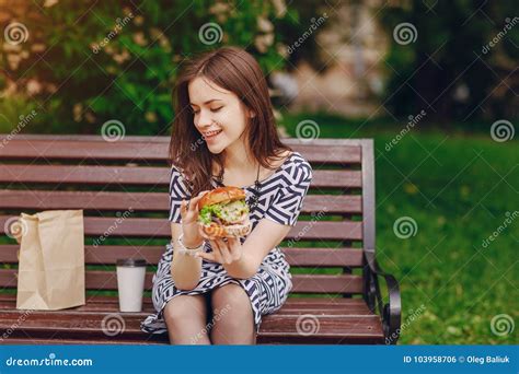Chica Joven Hermosa En La Calle Foto De Archivo Imagen De Comer