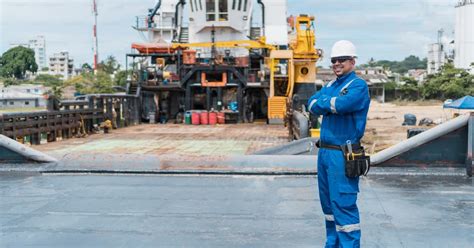선박 또는 항해 선박의 갑판에 있는 해양 갑판 장교 또는 최고 책임자 Ppe 개인 보호 장비 선체 덮개 사진 Unsplash의 보호 작업복 이미지
