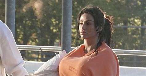 Katie Prices Surgically Enhanced Figure On Show As She Jets Off On