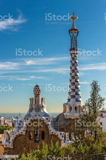 크로스 원뿔 첨탑과 라이 공원 Guell 공원 Guell 안토니 Gaud 1900 년에서 1914 년 건축에 의해 설계 된에서